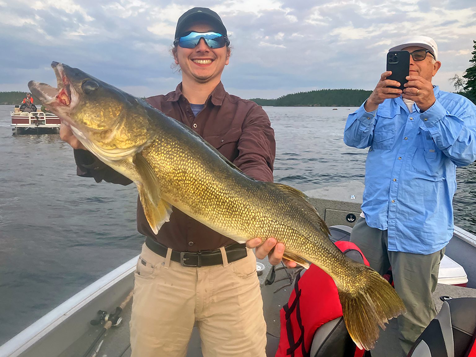 Budd’s Gunisao Lake Lodge | World’s Best Trophy Walleye Fishing | World ...
